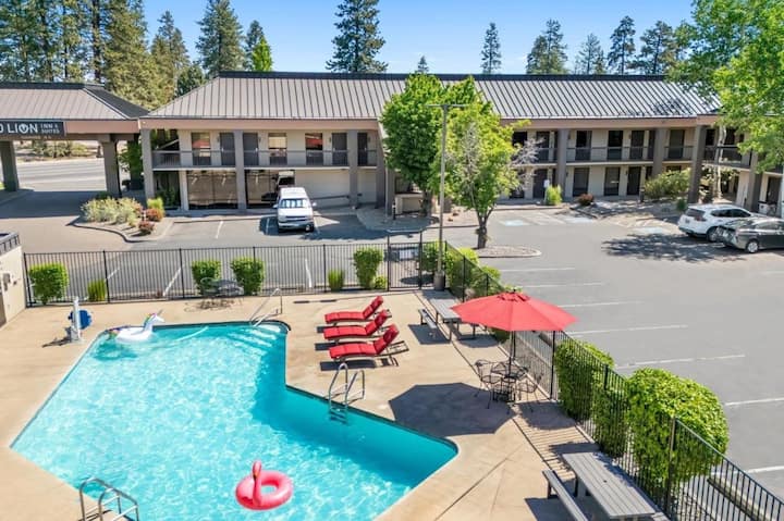Spacious Unit! Near Pine Nursery Park! - Bend, OR