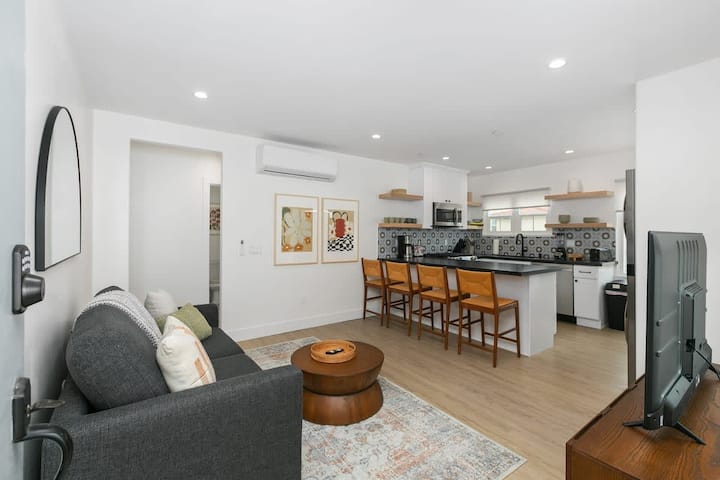 Great Location, Renovated Modern Spanish Apartment - San Diego, CA