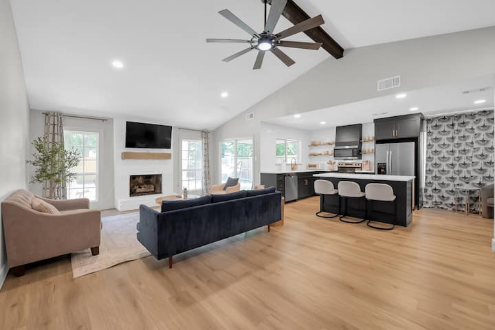Stylish Woodlands Retreat Near Waterway & Pavilion - The Woodlands, TX