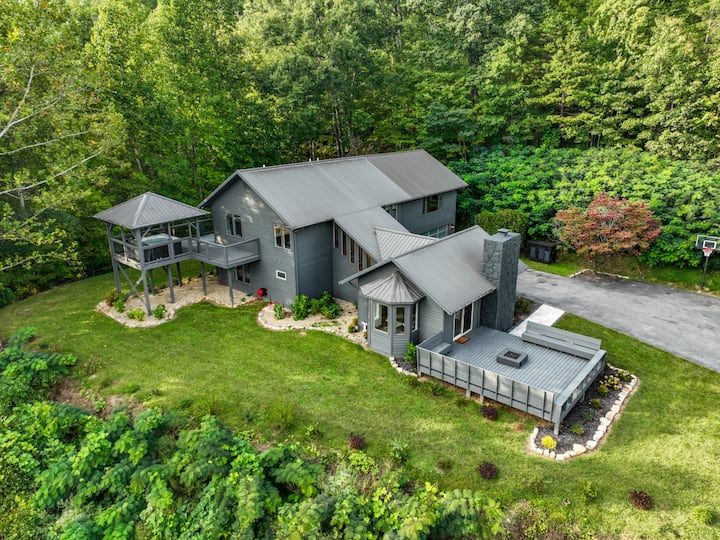 Gatlinburg Escape W/ Stunning Wraparound Deck - ガットリンバーグ, TN