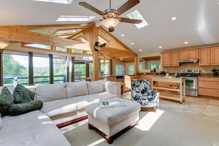 Smoky Mountain Getaway W/ Private Hot Tub! - Franklin, NC