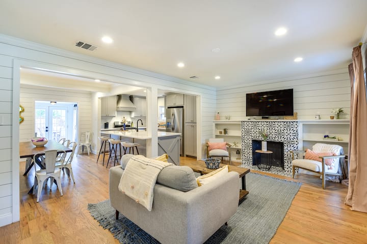 ‘Pecan Blue’ Frisco Home W/ Private Yard & Hot Tub - Frisco, TX