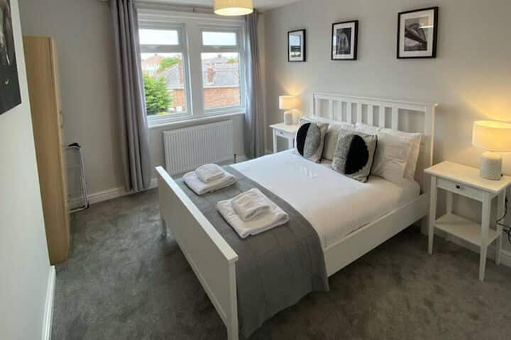 Storey Flat - Sleeps 4 - Pet Friendly - Parking - Newbiggin-by-the-Sea