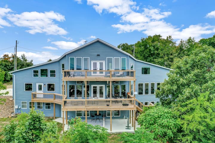 Mountain Mansion | Epic Views | Hot Tub | Private - Lake Hamilton, AR