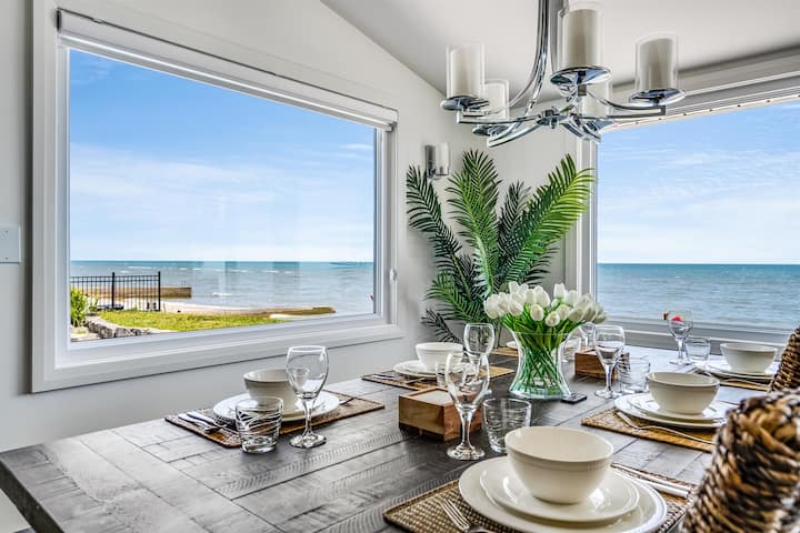 4 Bedroom Water's Edge Oasis With Salt Water Pool - Kingsville