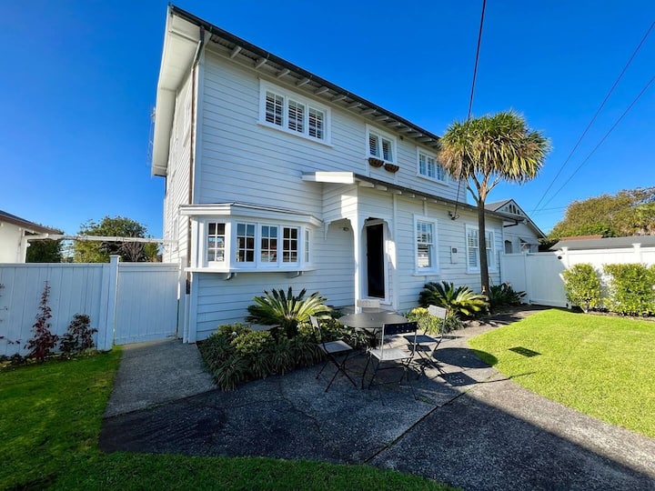 Bespoke Stays -  Spacious Haven - Auckland