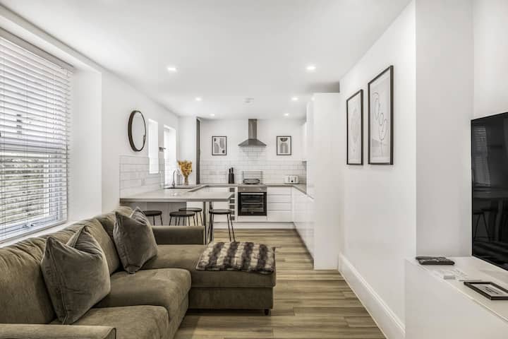 Plymouth Central Apartment - Sleeps 6 - New! - Plymouth