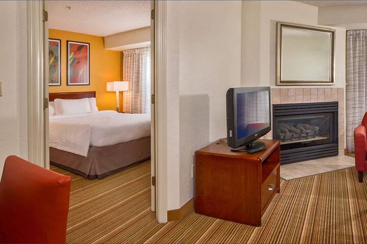 Minutes From The Lawn! 2 Posh Units, Pet-friendly - Charlottesville, VA