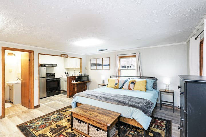 Riverside Retreat*hottub*2 Suites! 2 Kitchens! - Elkins, WV