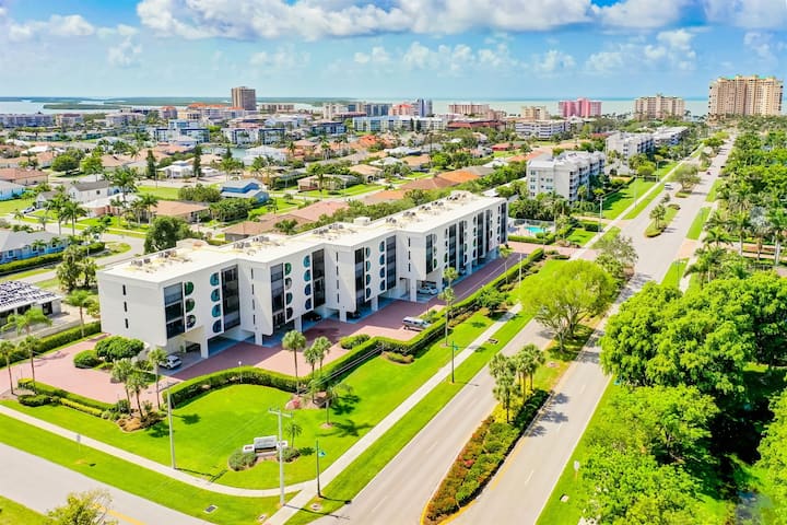 Luxurious Condo Near Beach, Awesome Location! - Marco Island, FL