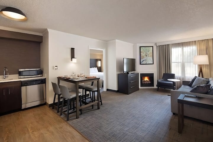 Central Gem! 2 Relaxing Units, Full Kitchen! - Fresno, CA