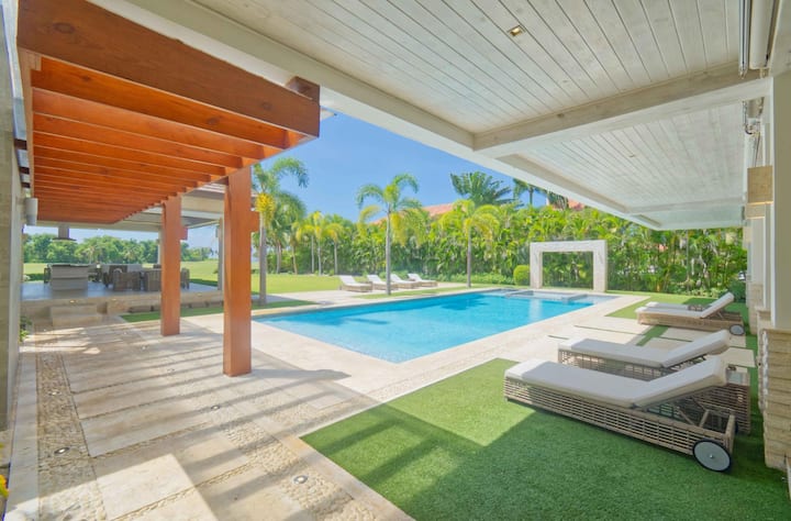 Modern Villa With Ocean View And Service Staff -