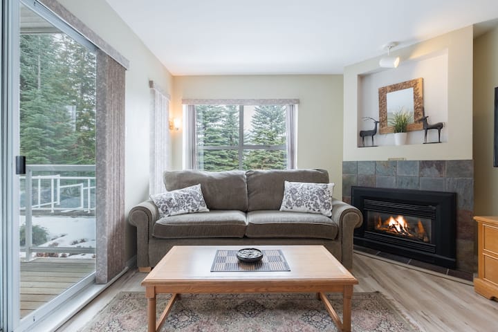 Chic 2bdr | Steps To Blackcomb | Shared Hot Tub - Whistler