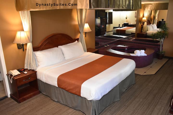 Suite With Hot Tub And A King Size Bed - Redlands, CA