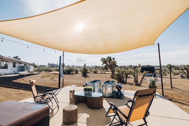 Sirena Oasis | 2 Acres ~ Hot Tub ~ Ev Charger - Yucca Valley, CA