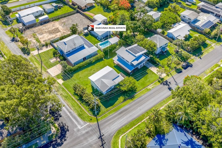 The Beach House - 16 Clarke Street - Modern - Bargara
