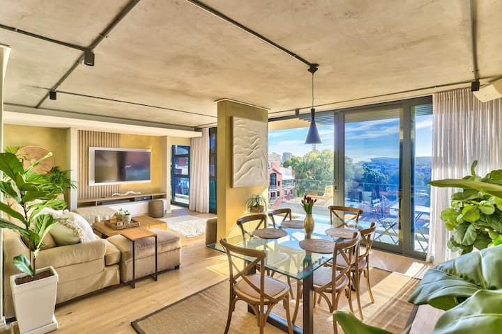 Stylish Penthouse, Views & Pool - Camps Bay