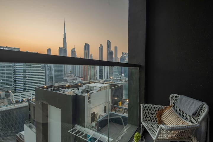 Upscale 1br W/ Partial Burj Khalifa & Canal Views! - 두바이