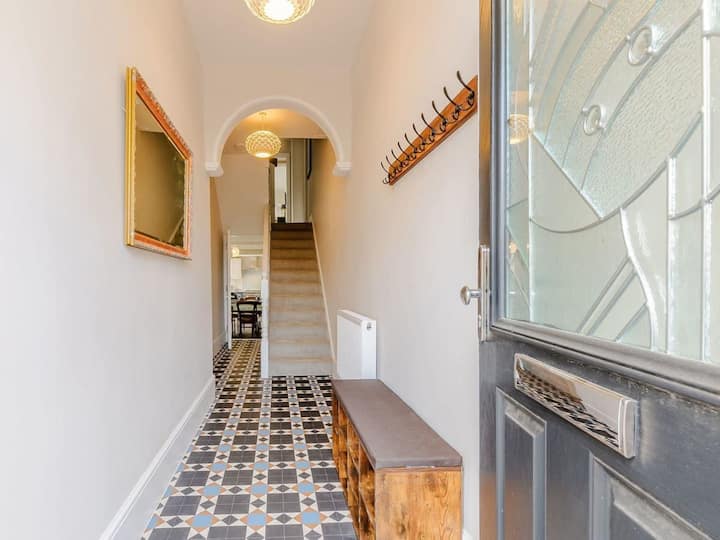 Walpole Front House (Sleeps 13 To 15) - 보로드스테어스