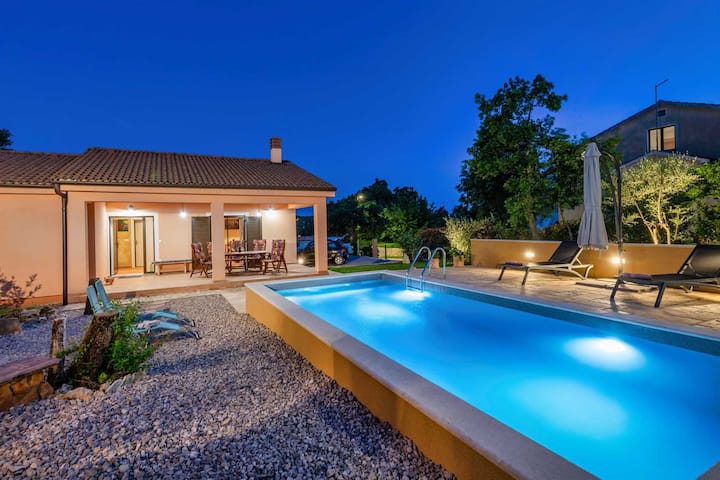 Cozy And Intimate Haven In Lush Greenery - Labin