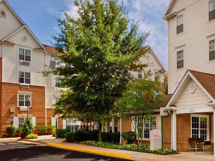 Two Modern 2br Suites With Kitchens, Pets Allowed! - Falls Church, VA