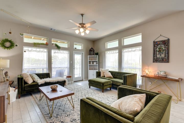 La Porte Home W/ Balconies: Walk To Beach! - Pasadena, TX