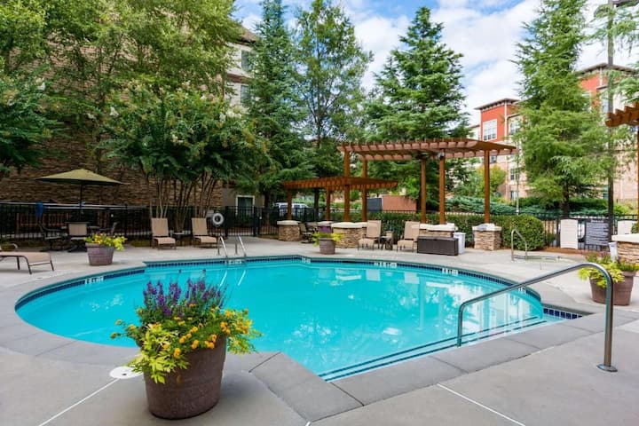 Explore Atlanta, Ga! Free Breakfast, Pet-friendly! - Dunwoody, GA