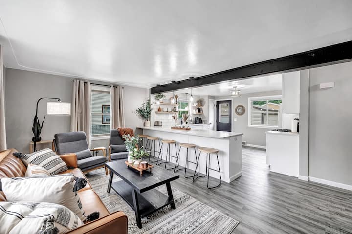 Cozy & Modern Home - Steps From Lambeau Field - Lambeau Field - Green Bay