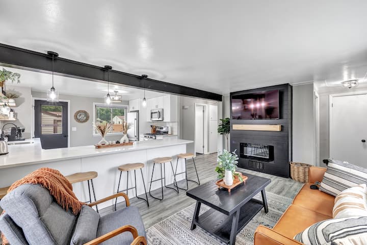 Cozy & Modern Home - Steps From Lambeau Field - Lambeau Field - Green Bay