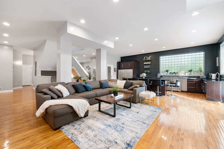 7 Bed Oasis With 5 Baths, Hot Tub, Sauna, Game Rm - Chicago