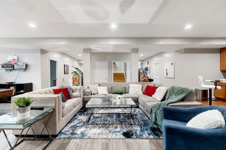 7 Bed Oasis With 5 Baths, Hot Tub, Sauna, Game Rm - Chicago, IL