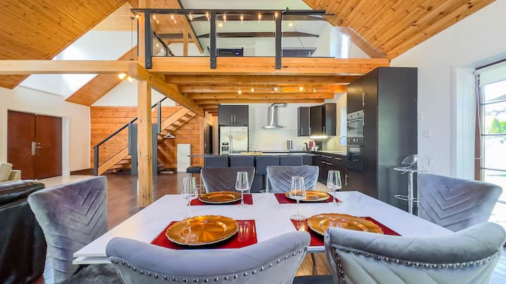 Luxury Log Retreat - *King Bed, Game Room* - Clinton