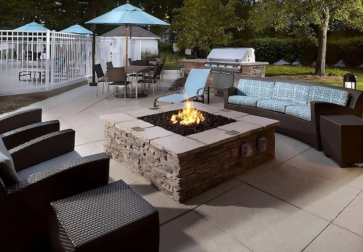 Ohio Getaway! Free Breakfast, Full Kitchen! - West Chester Township, OH