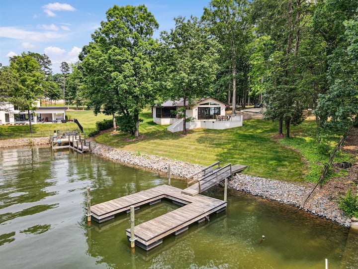 King Suite, Kayaks, Lake, Luxury Magazine Featured - Denver, NC