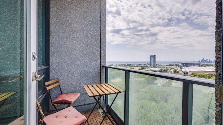 Modern Lakeview Retreat:1br Condo+den With Balcony - Toronto
