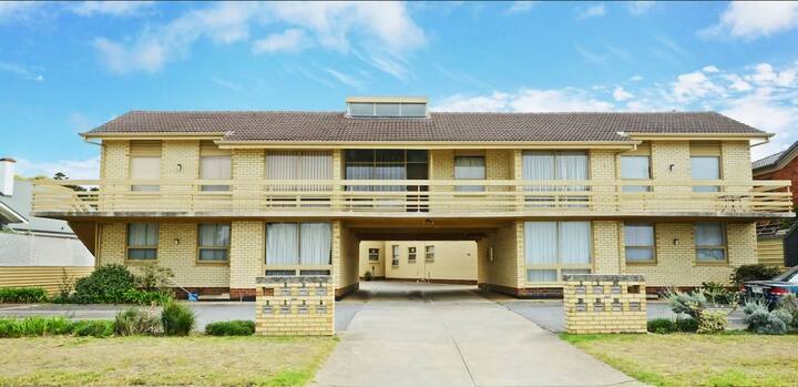 Upstairs Beachfront Unit In Central Location - Victor Harbor