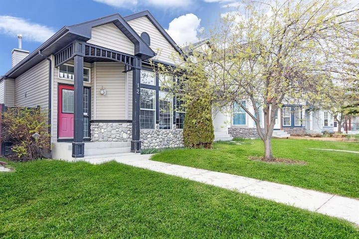 12 Spacious Home W/ A/c, Crib, Garage, By Airport - Calgary