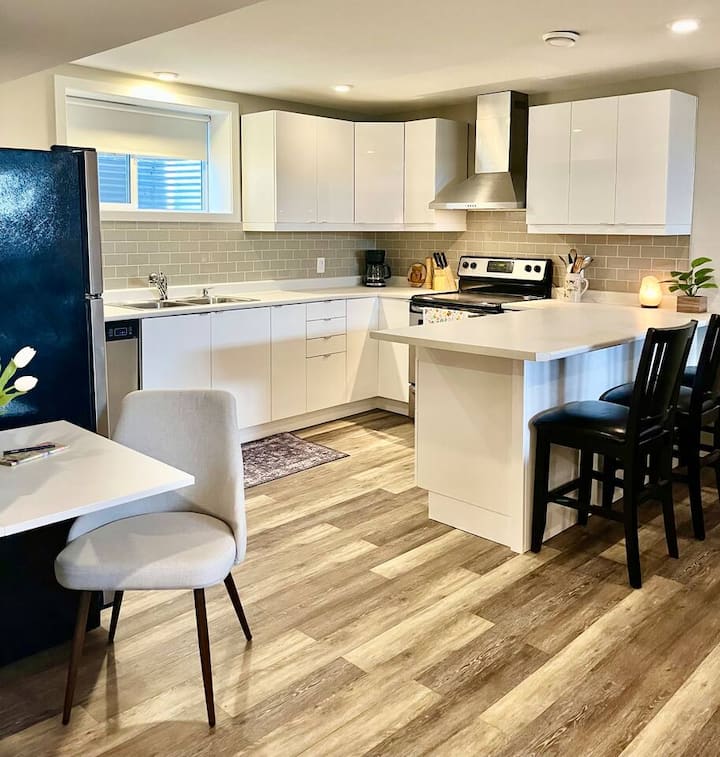 Fresh & Modern 1 Bedroom Suite - Airdrie
