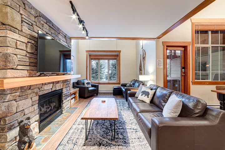 Beautiful 3 Bedroom Plus Loft & Den. Hot Tub. - Fernie