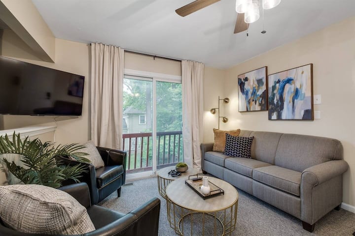 Chic Remodeled Retreat Near Emu: Easy Commute - Ypsilanti, MI