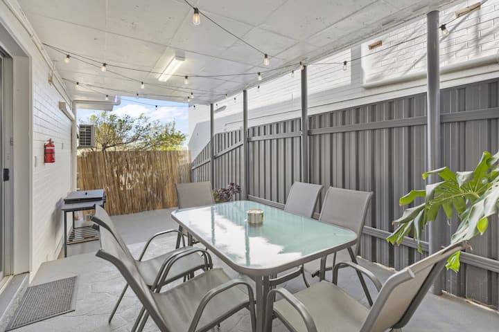 Patio With Bbq | Festoon Lights | Full Kitchen - Wagga Wagga