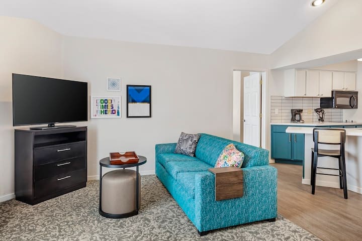 Three Pet-friendly Suites, Pool, Free Breakfast! - Los Ángeles, CA