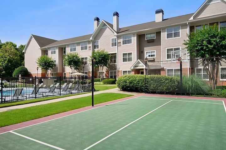 Two Pet-friendly Suites, Free Breakfast, Pool! - Roswell, GA