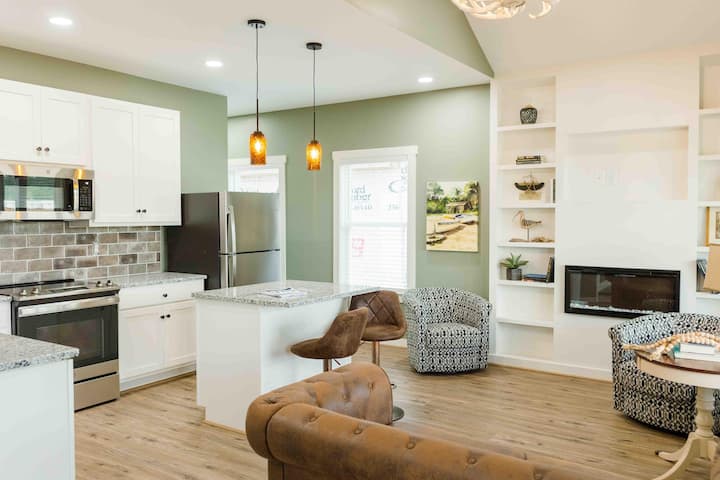 Magnolia Manor: Stylish Lakefront 2br Cottage - Talladega Superspeedway