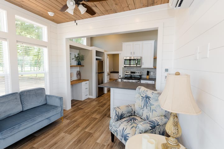 Lakeside Elegance: Cozy Tiny Home For Two #1 - Talladega Superspeedway