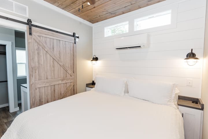 Lakeside Elegance: Cozy Tiny Home For Two #3 - Talladega Superspeedway