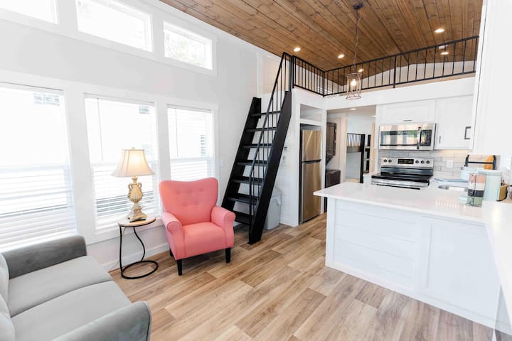 Lakeside Chic: Stylish Family Tiny Home Retreat #1 - Splash Pad, Pell City