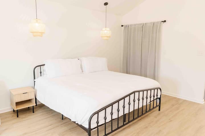 Luxury Lake Bungalow: King, Deck, Lake Access #1 - Talladega Superspeedway