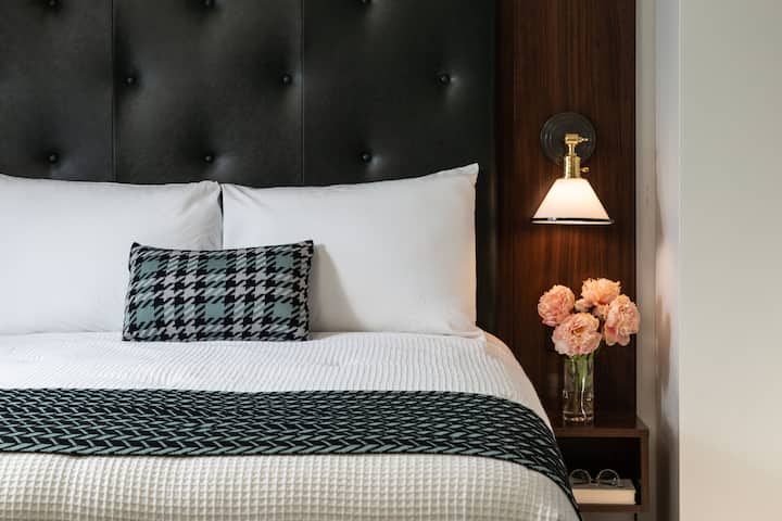 The Liberty Trust Classic Queen Guestroom - Roanoke, VA
