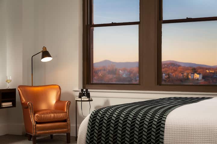 The Liberty Trust Deluxe King Guestroom - Roanoke, VA